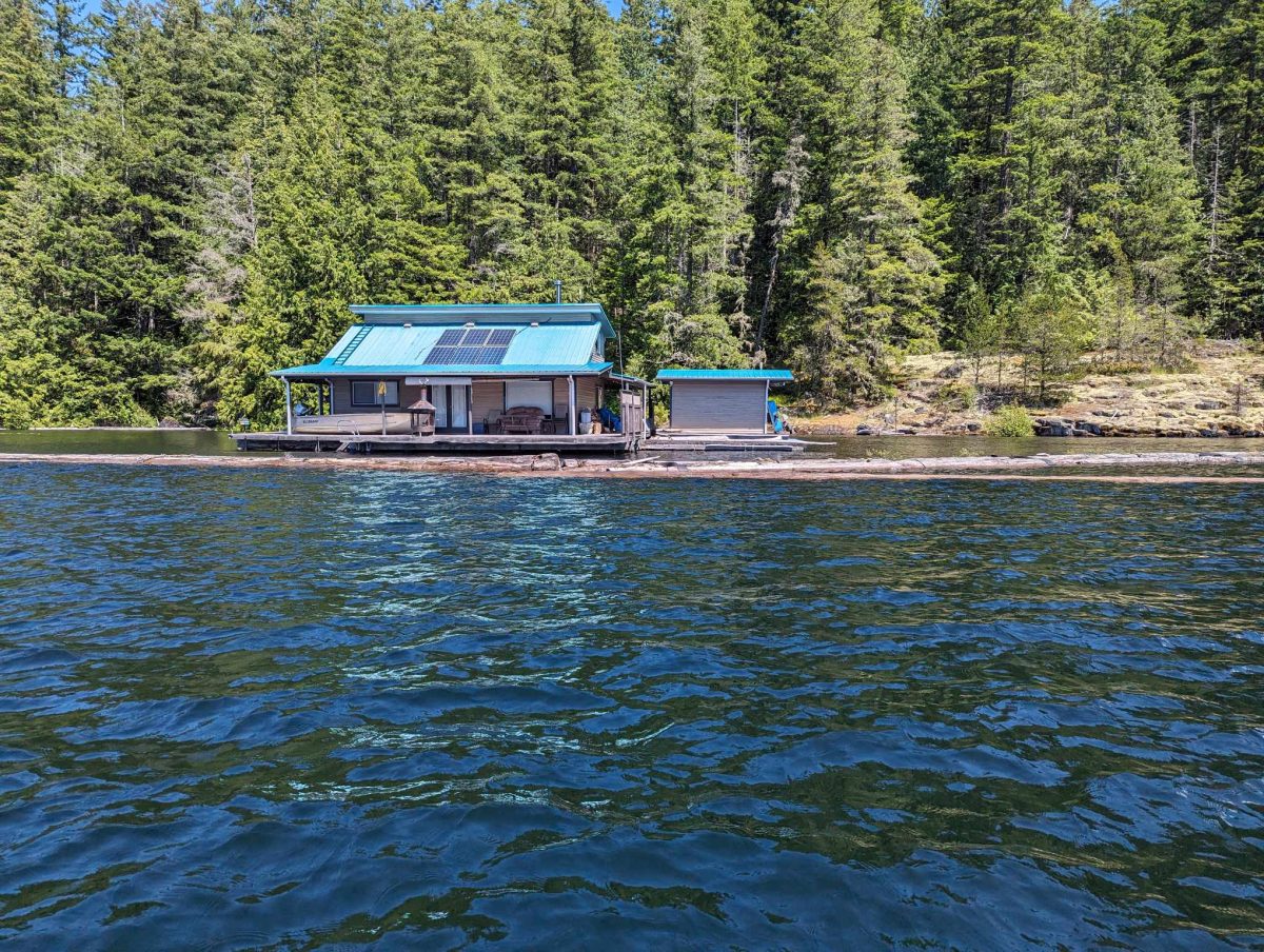 Float cabin